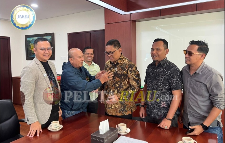 Putra Bupati dan Cucu Datuk Bendahara, Erwin Dimas Dapat Pin Kehormatan ...